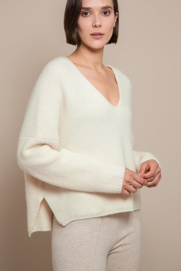 Sophie - Comfy and laid-back V-neck jumper – Francis Stories
